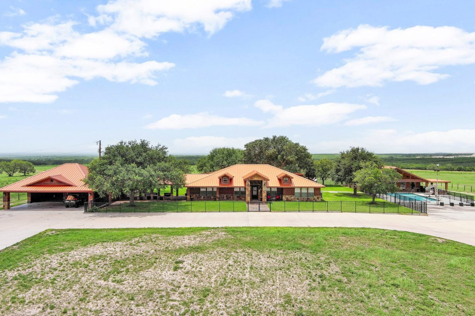 Red Gate Ranch - Wonderful 200-Acre Cattle Ranch in Mathis, TX | UCRP